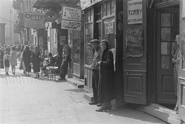 30 Astonishing Photos Of Daily Life In The Ghetto Of Warsaw In The Summer Of 1941